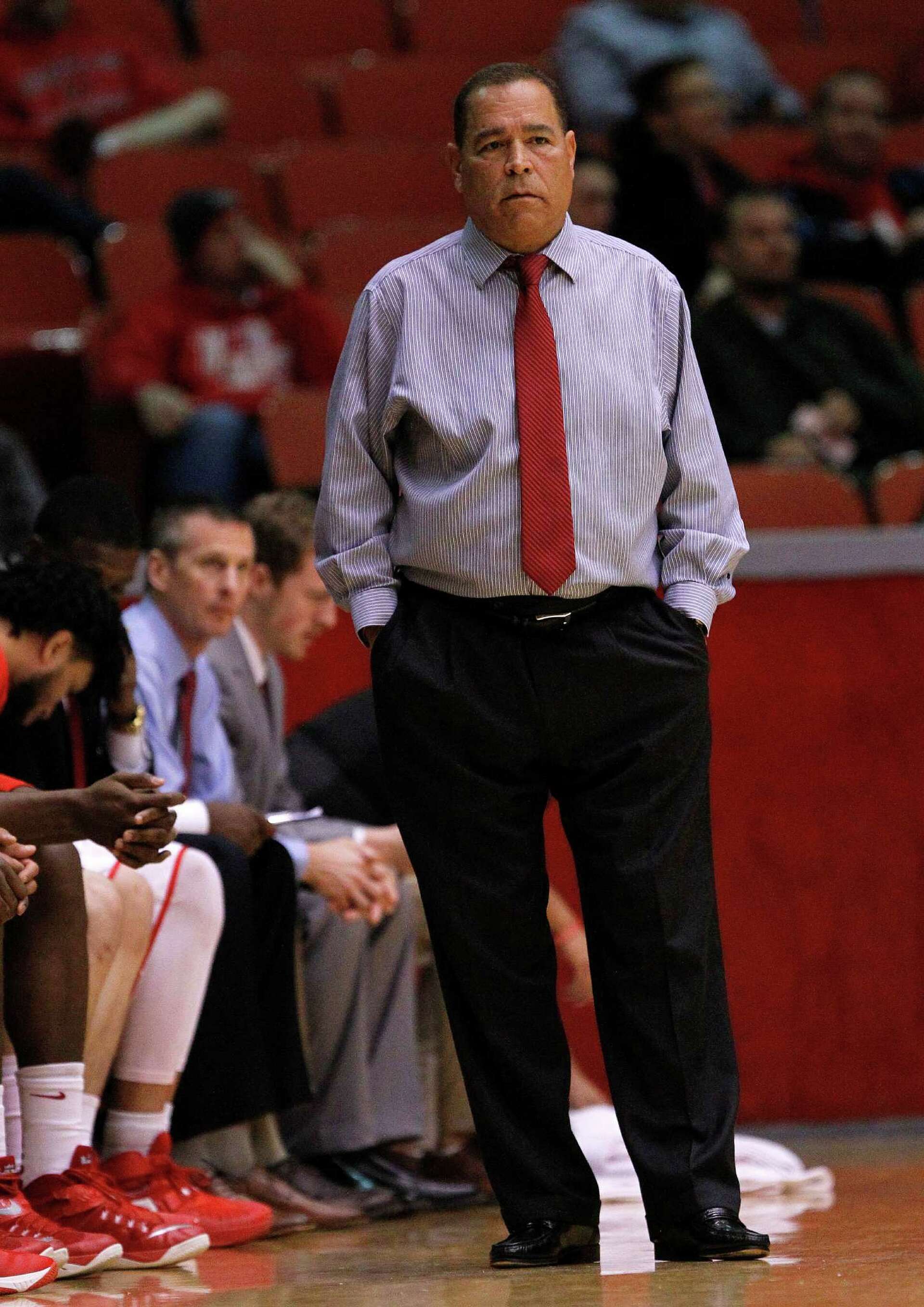 UH basketball coach Kelvin Sampson agrees to restructured contract