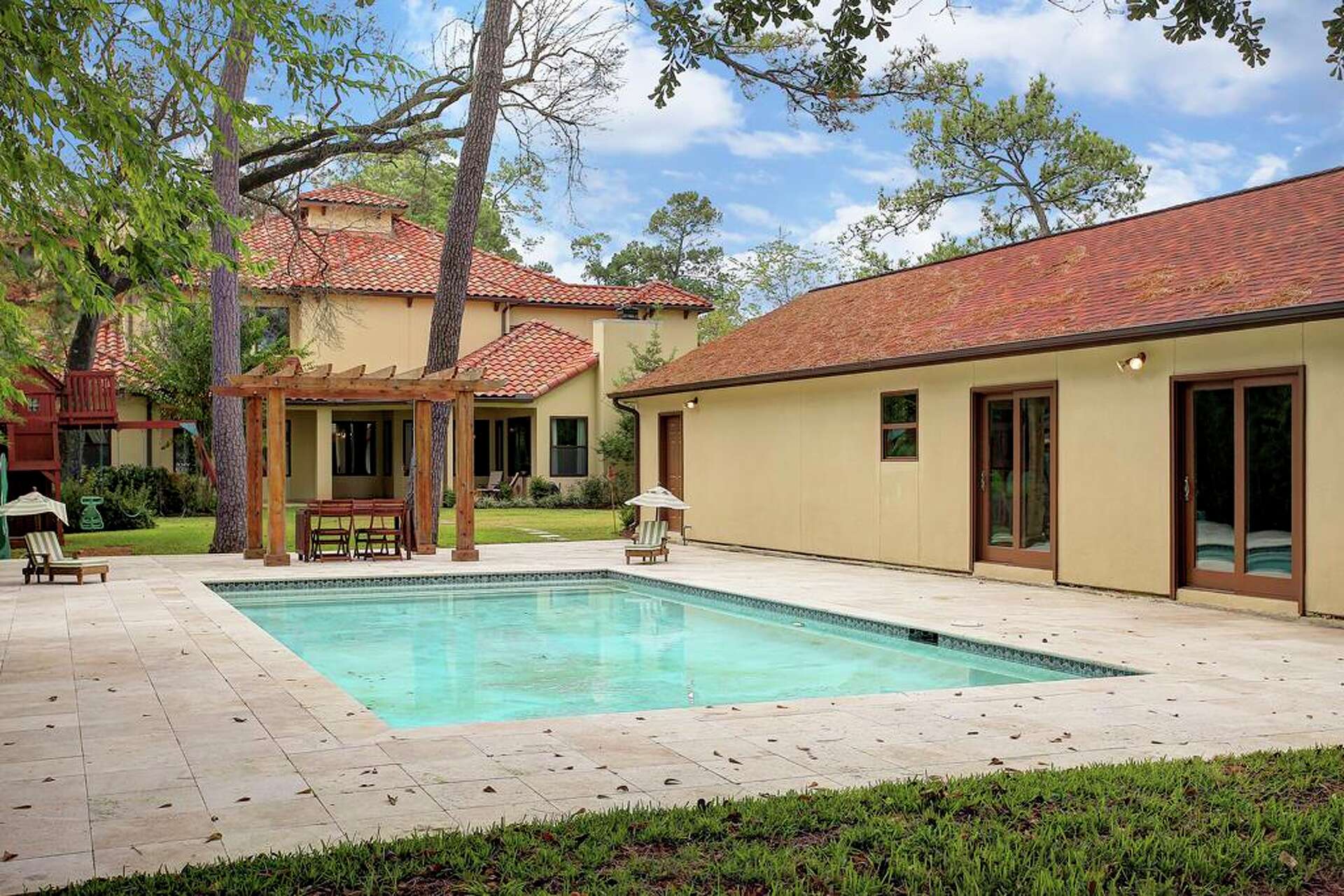 Houston neighborhoods with the largest homes