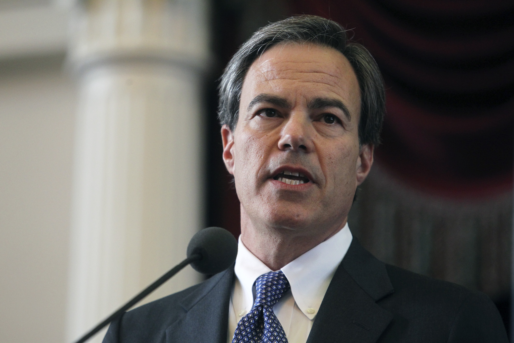 Straus airs first TV ads in primary battle