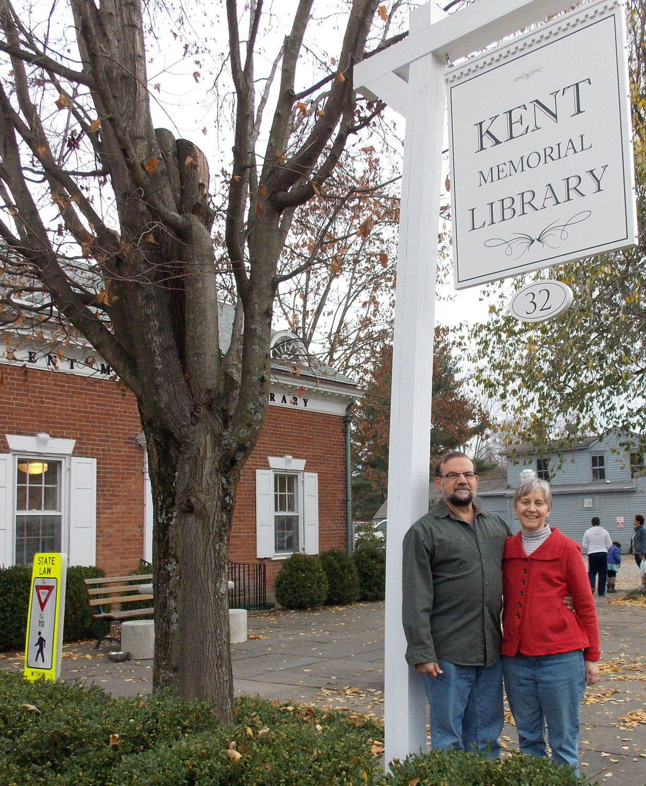 Kent library celebrates new sign