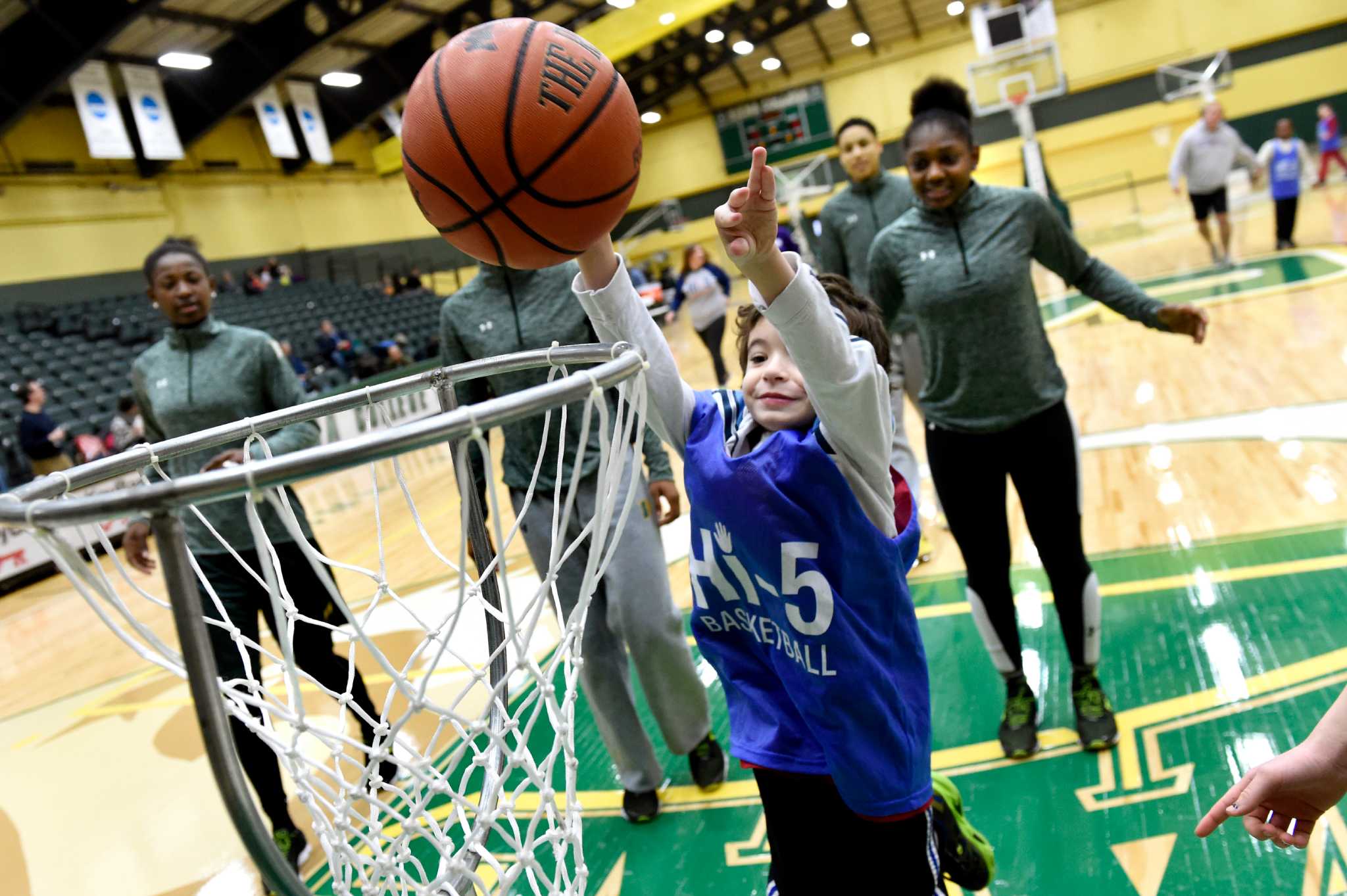 Hi-5 Sports take on Siena women's basketball team