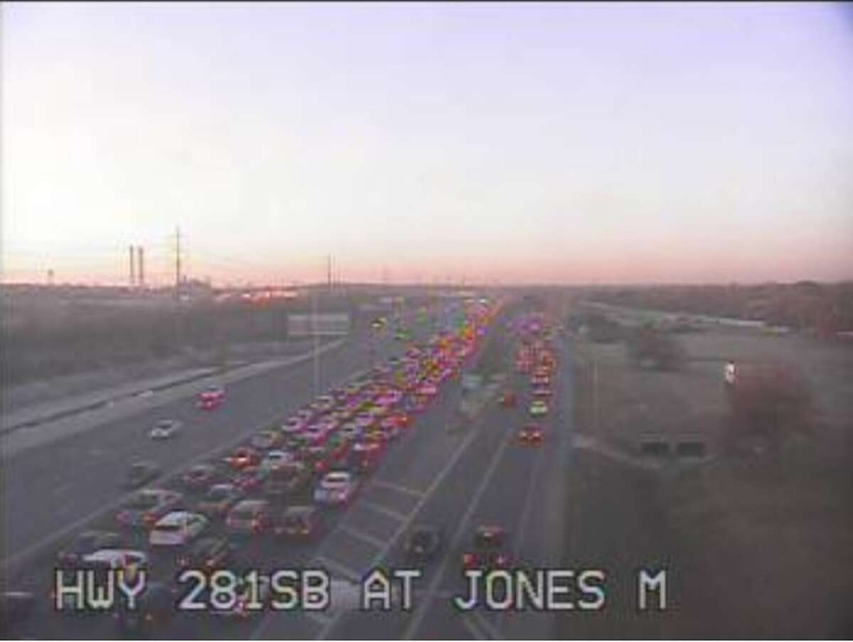 U.S. 281 cleared after major crash north of downtown