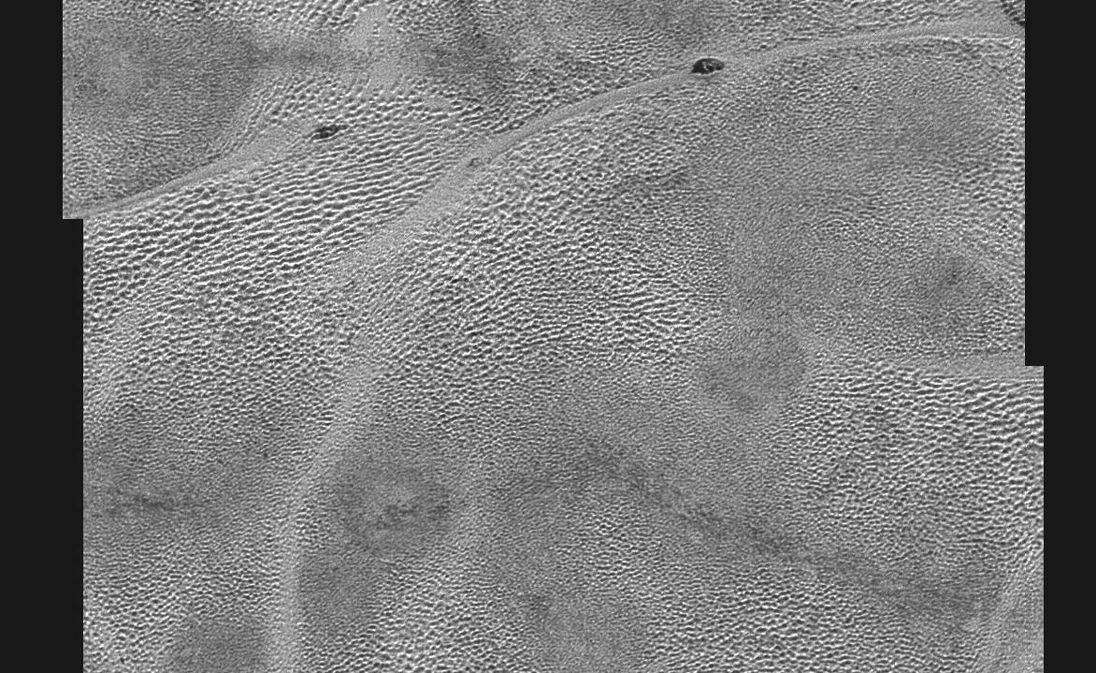 NASA pics show snail-like objects traversing Pluto