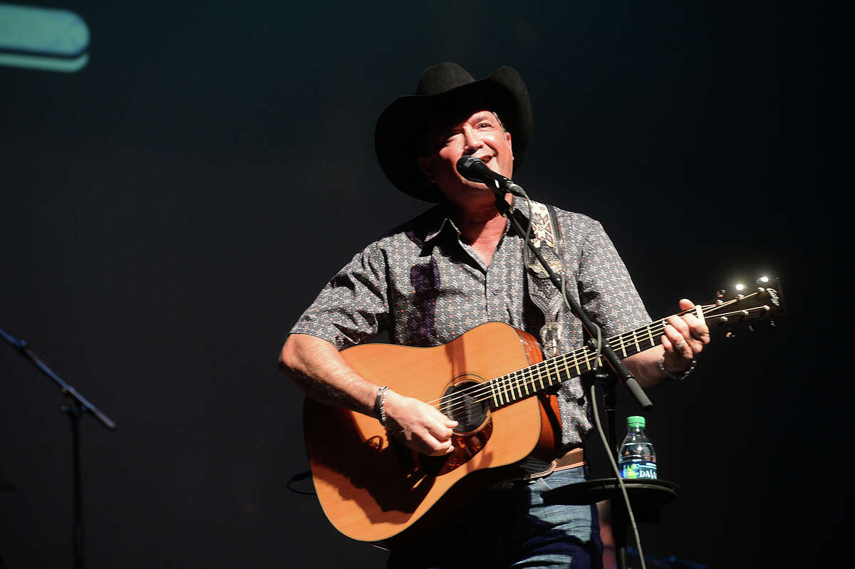 Tracy Byrd brings his country hits to Dosey Doe