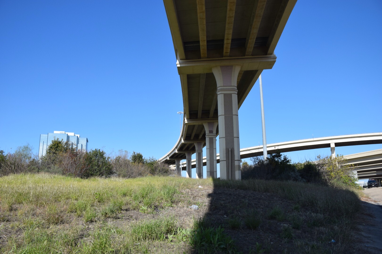 Man considering jumping from Loop 410 overpass steps down after ...
