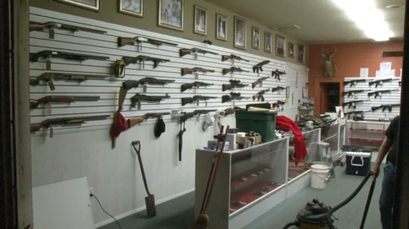 Smash-grab heist at Alvin gun shop