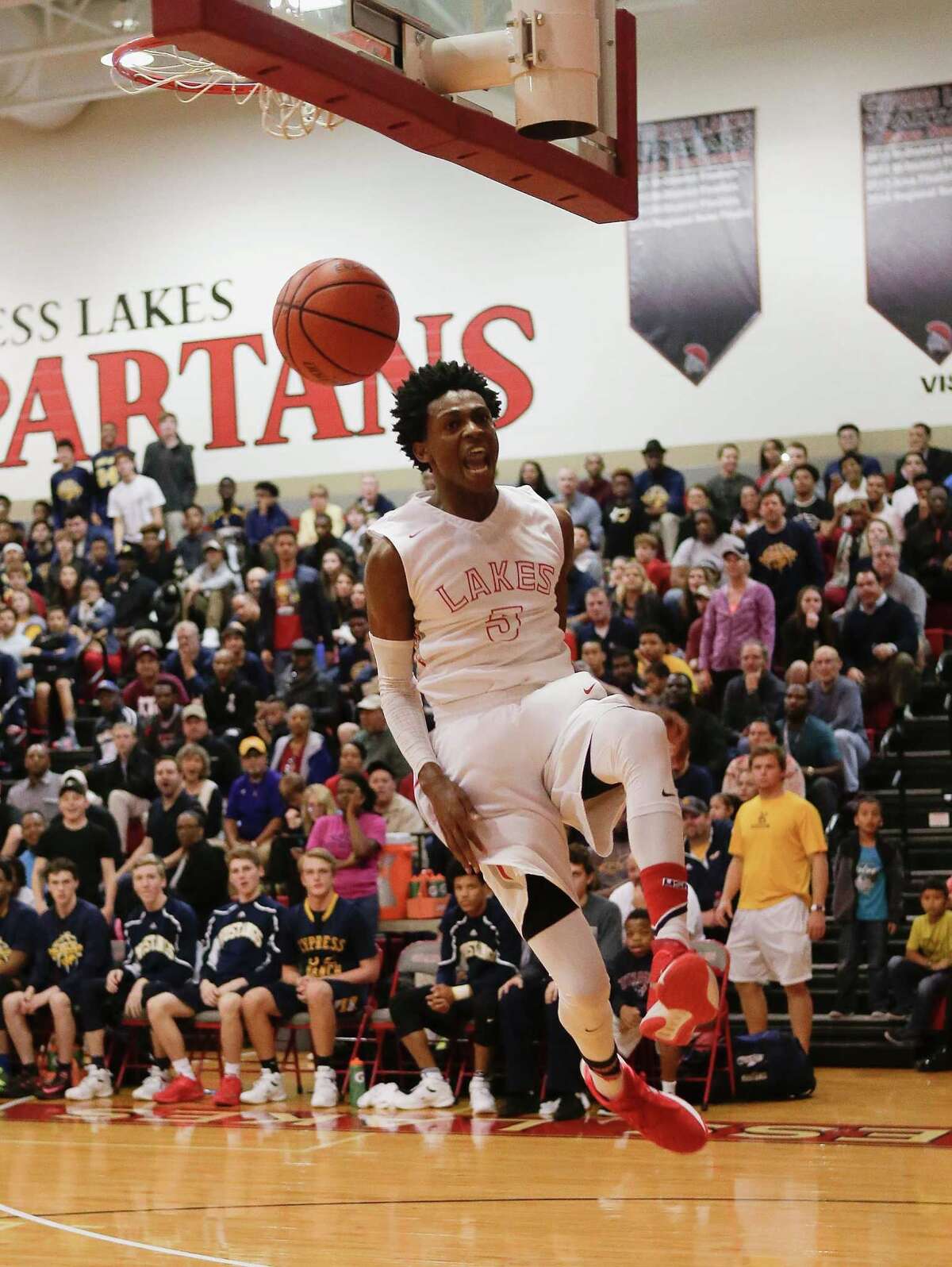 Nike, De'Aaron Fox release his own mismatched Air Max sneakers