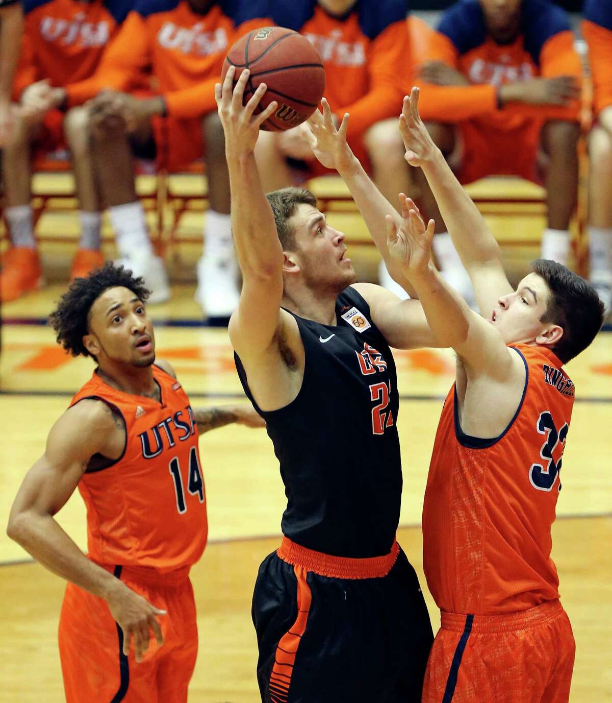 UTSA rallies in the second half to knock off UTEP, 71-67