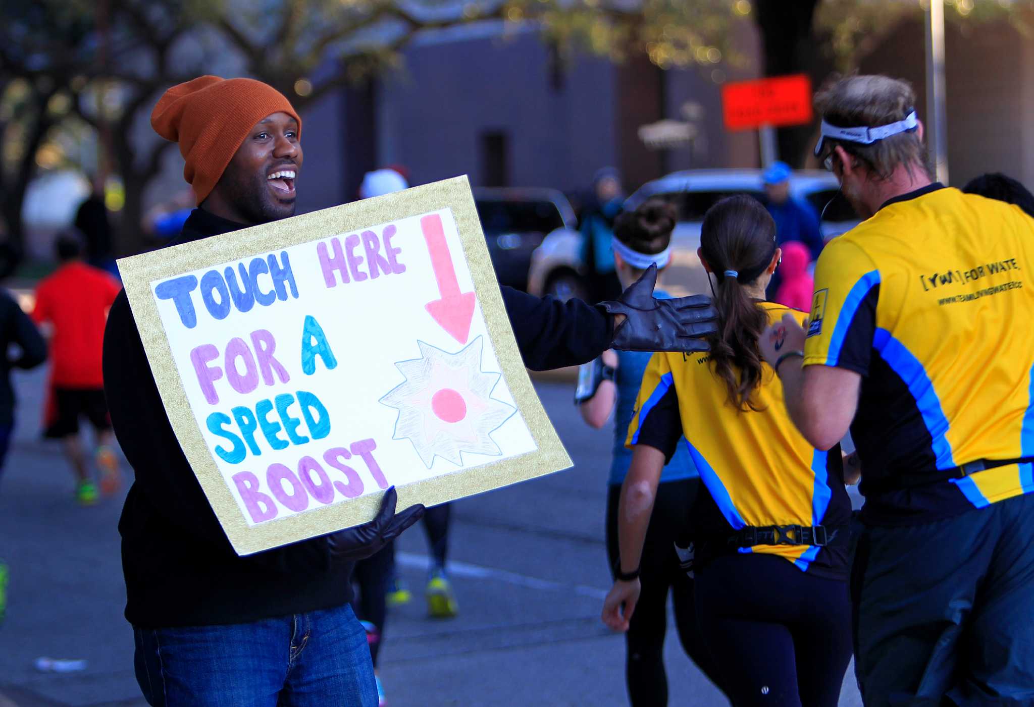 Sights and sounds of marathon keep runners going