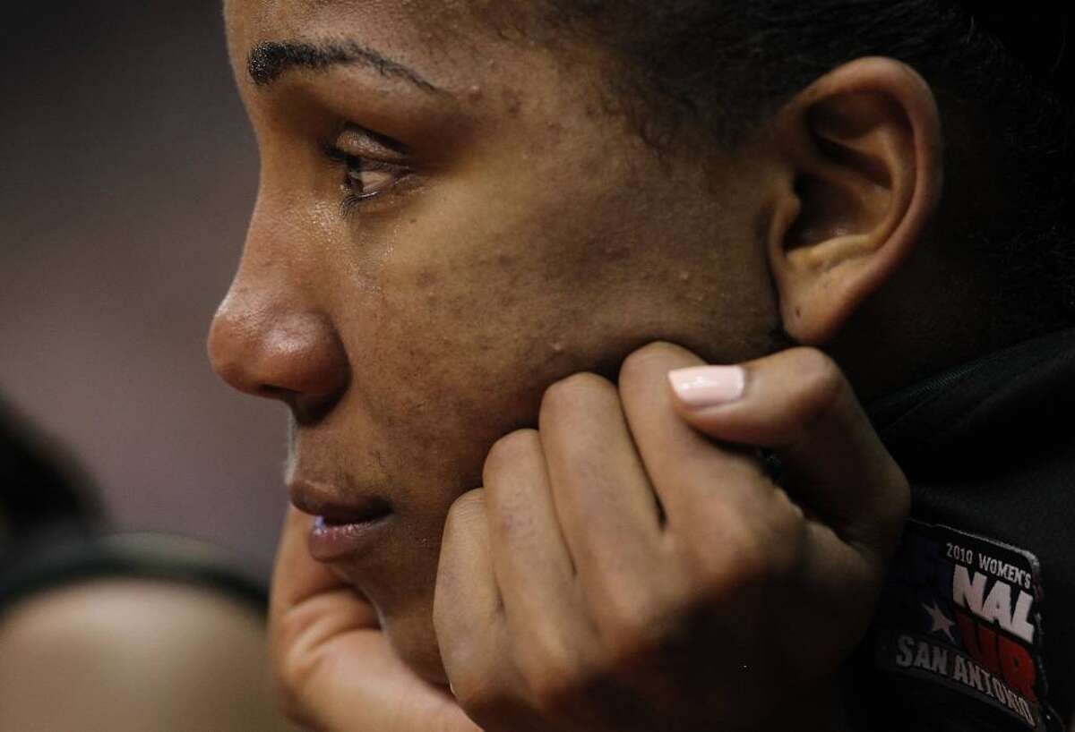 UConn women advance to title game