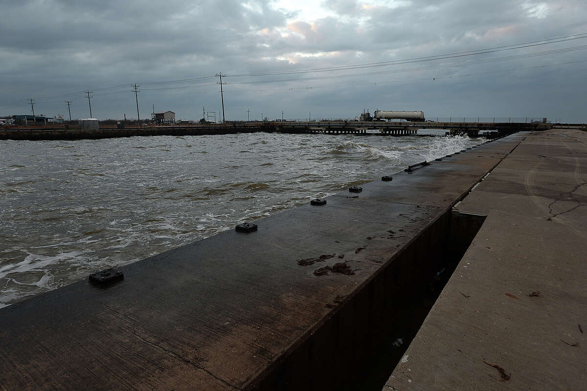 Galveston commissioners vote to close Rollover Pass