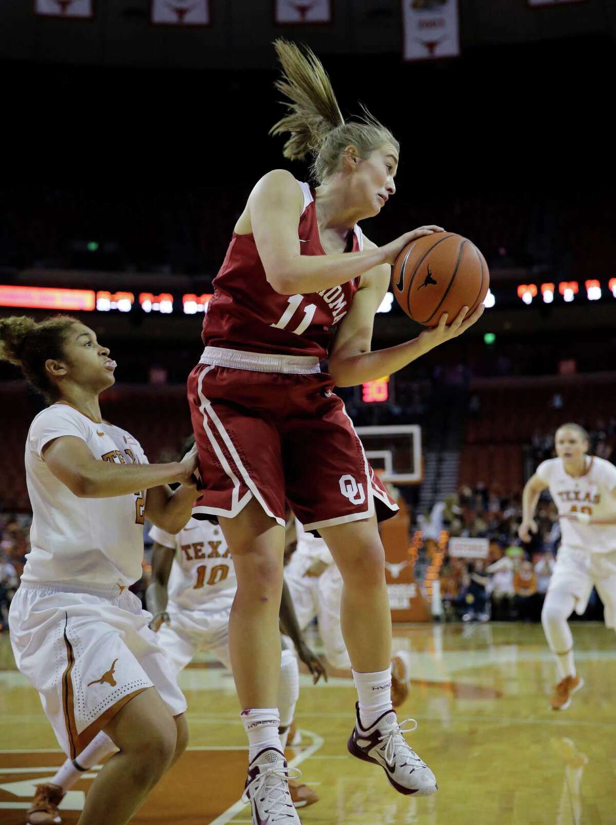Boyette leads No. 6 Texas women past No. 19 Oklahoma