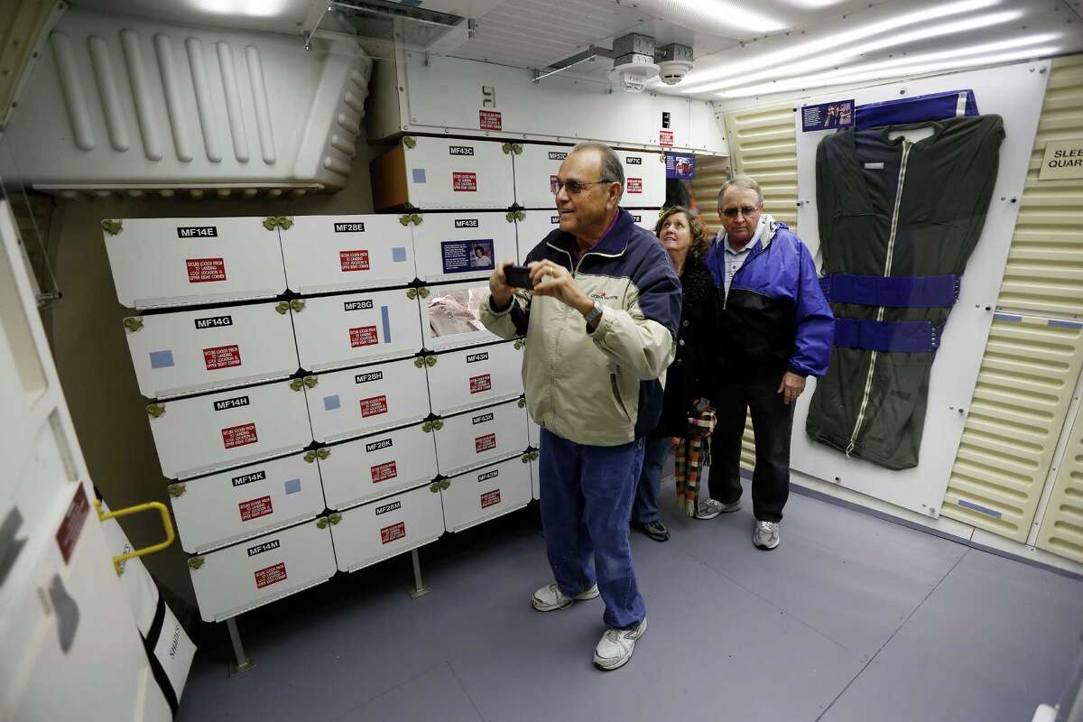 Shuttle replica makes debut at Space Center