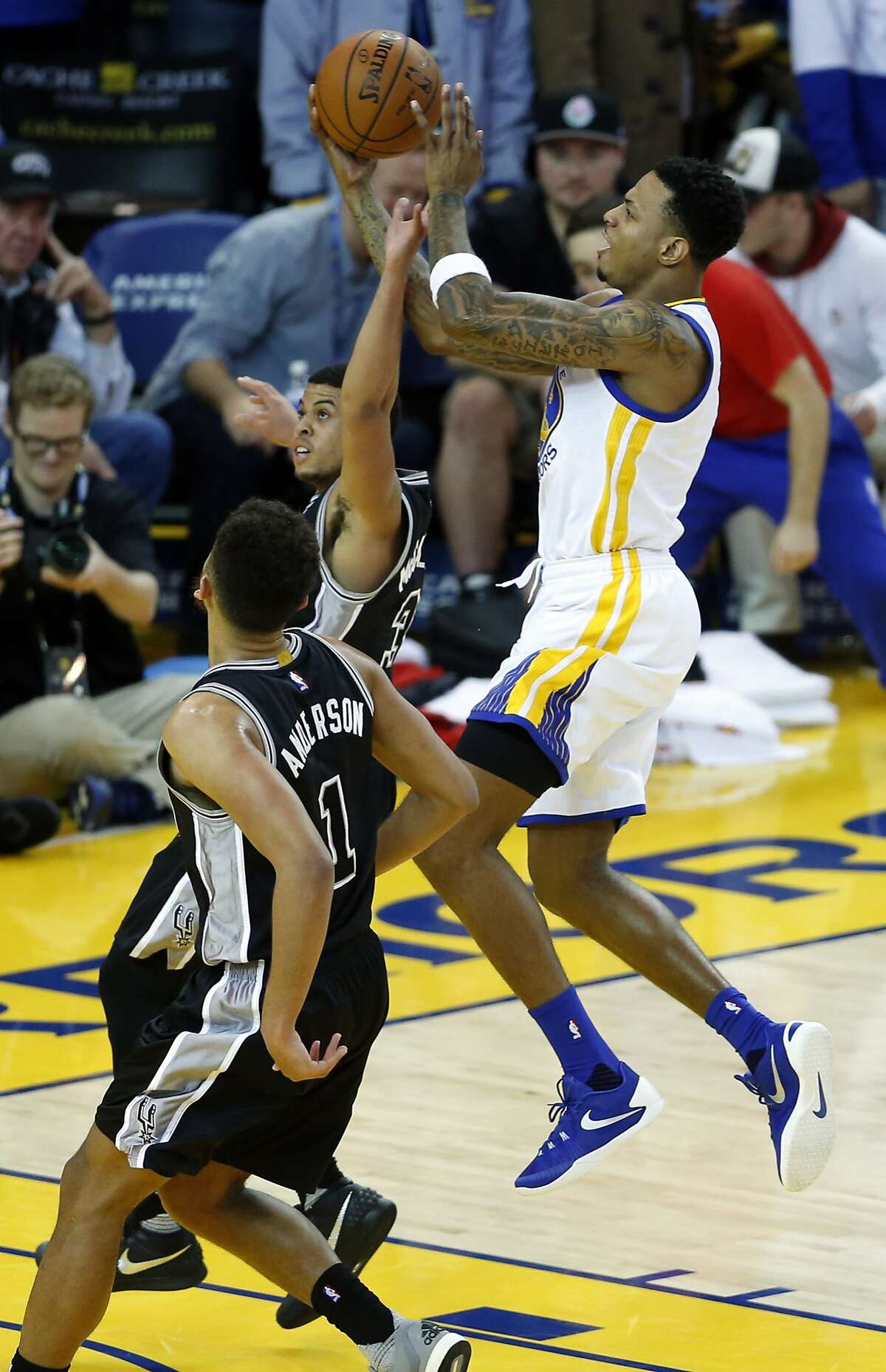 Warriors dominate matchup of league’s best vs. Spurs