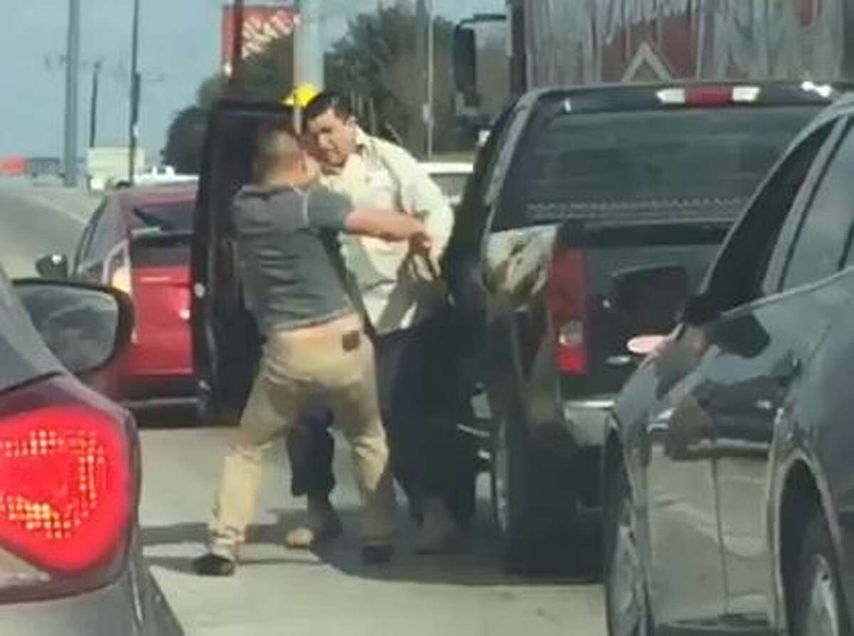 2 Texas men caught on video fighting with weapons during violent road ...