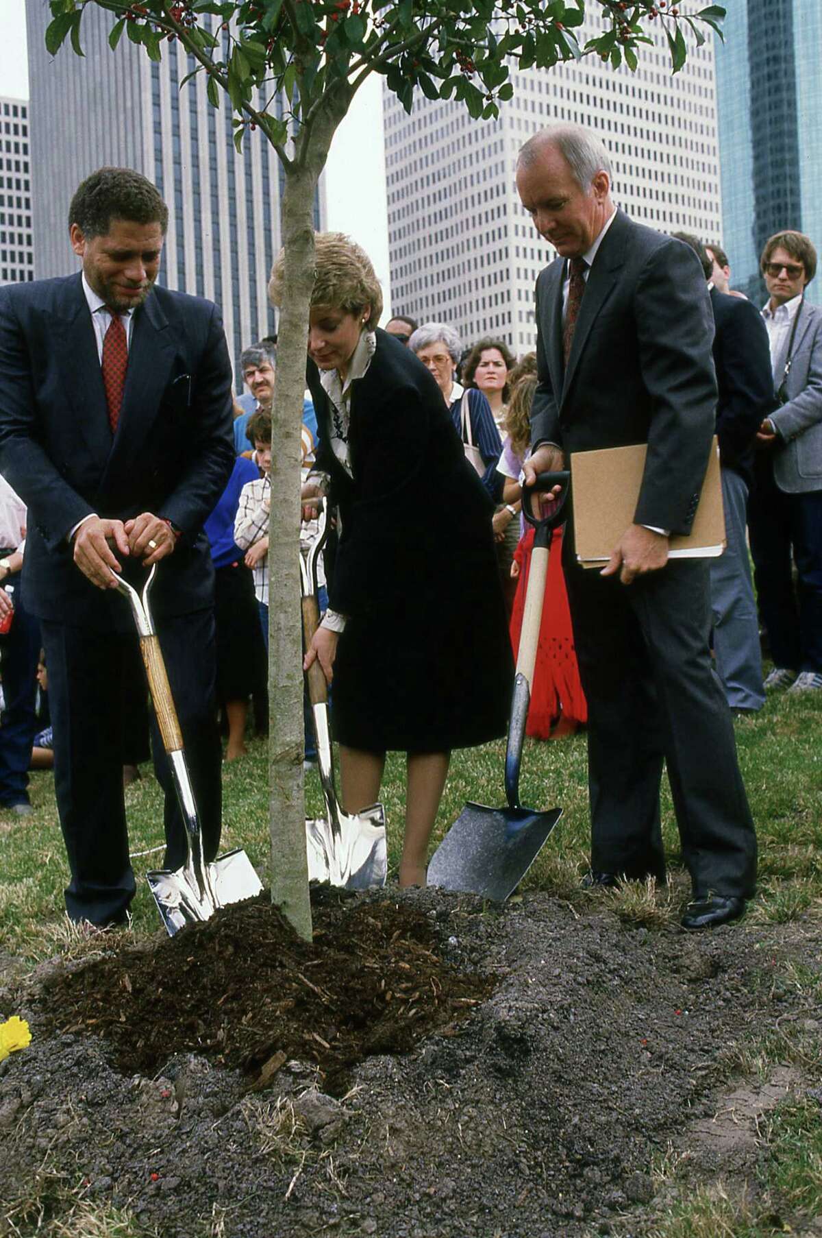 Archive photos capture grief, resolve in wake of Challenger tragedy