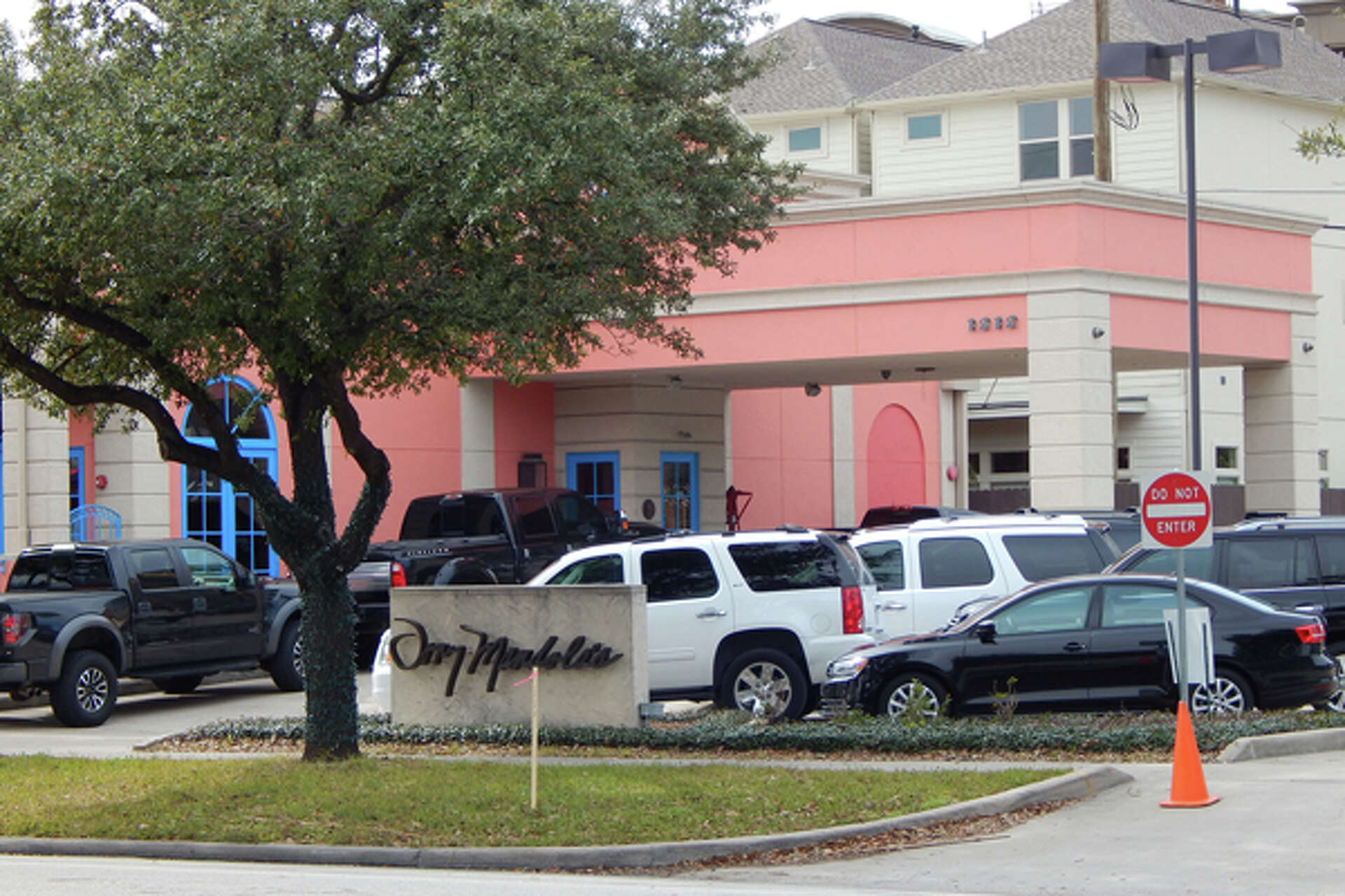 Tony Mandola’s sheds white tablecloth approach