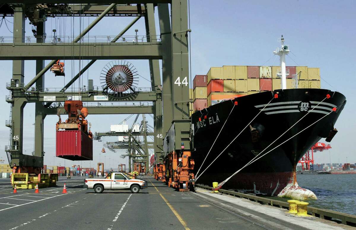 1,000 longshoremen stage walkout