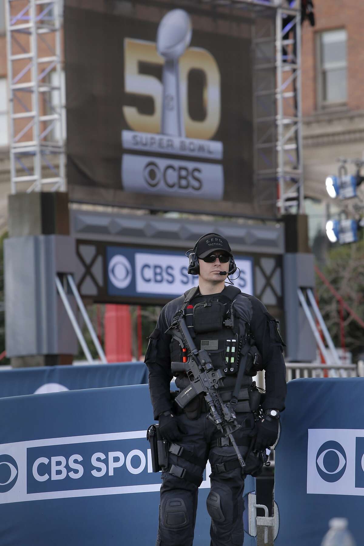 Super Bowl party starts early with opening of downtown fan zone