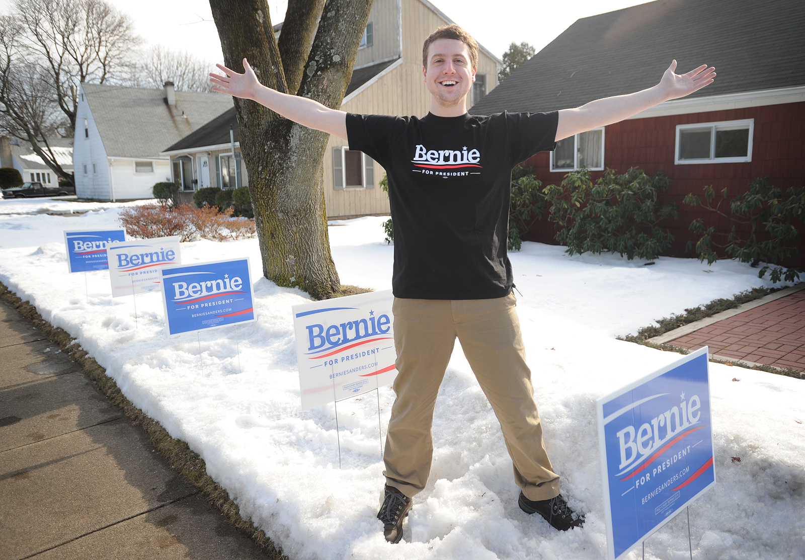 Connecticut fans of Sanders flock to New Hampshire