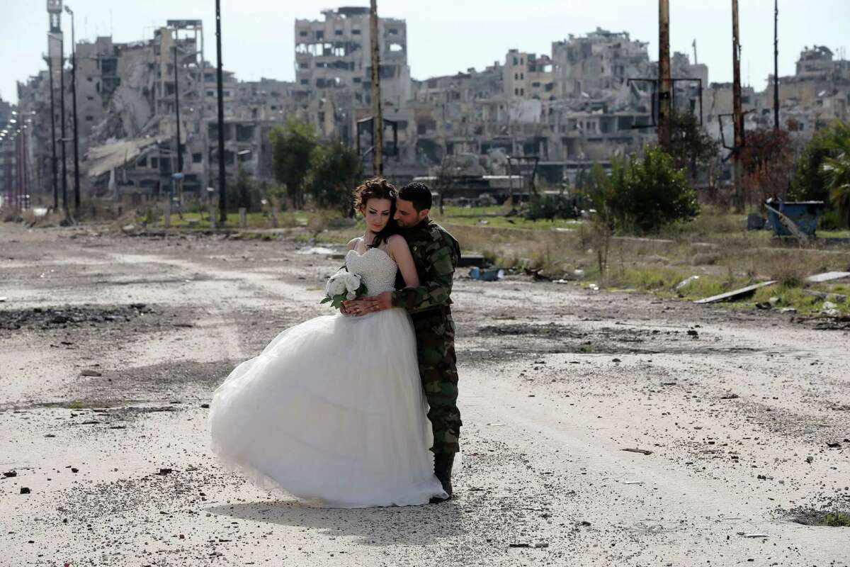 Couple takes eye-opening wedding photos in bombed-out Syrian city