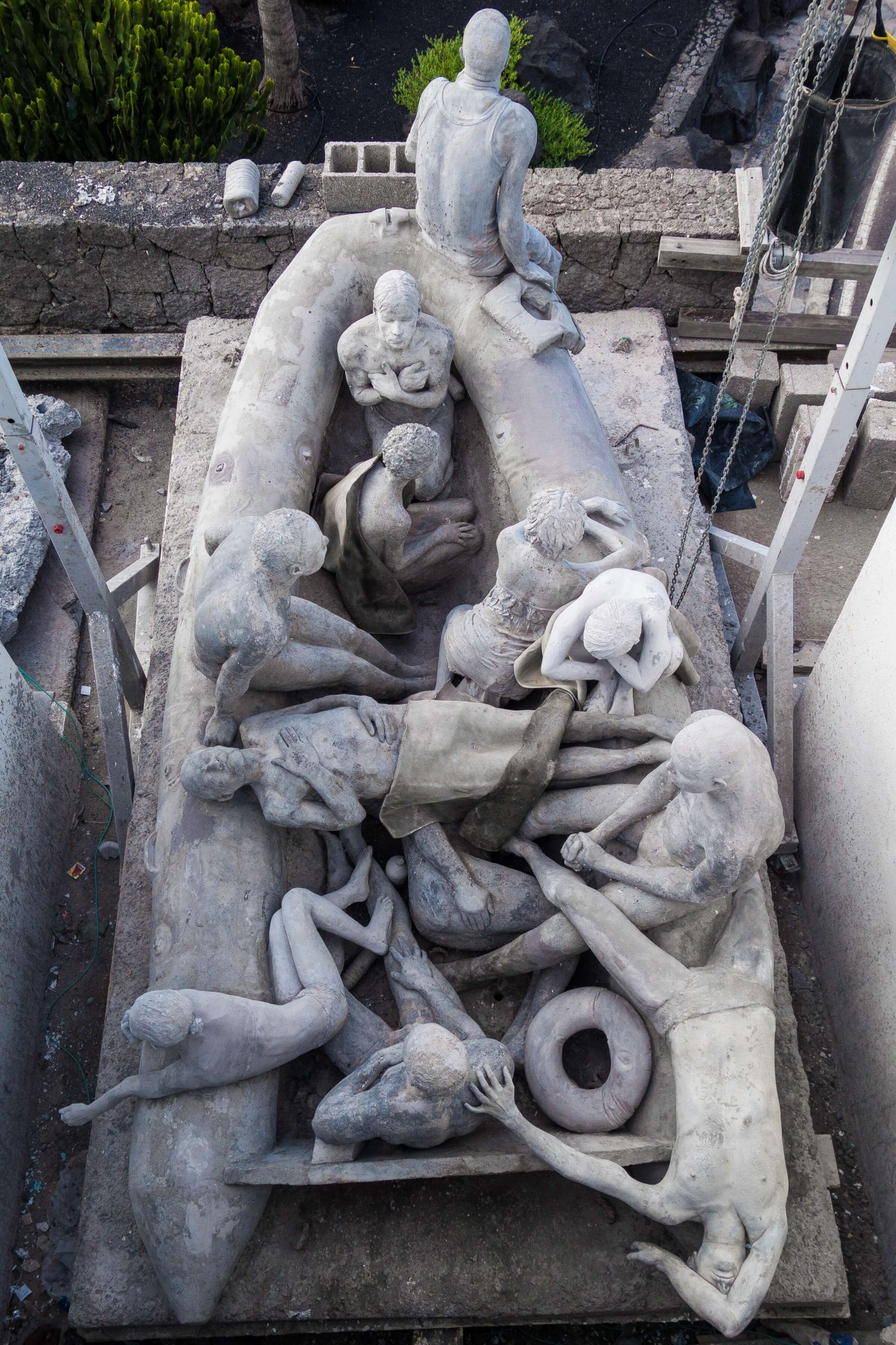 400 human sculptures create a haunting underwater museum