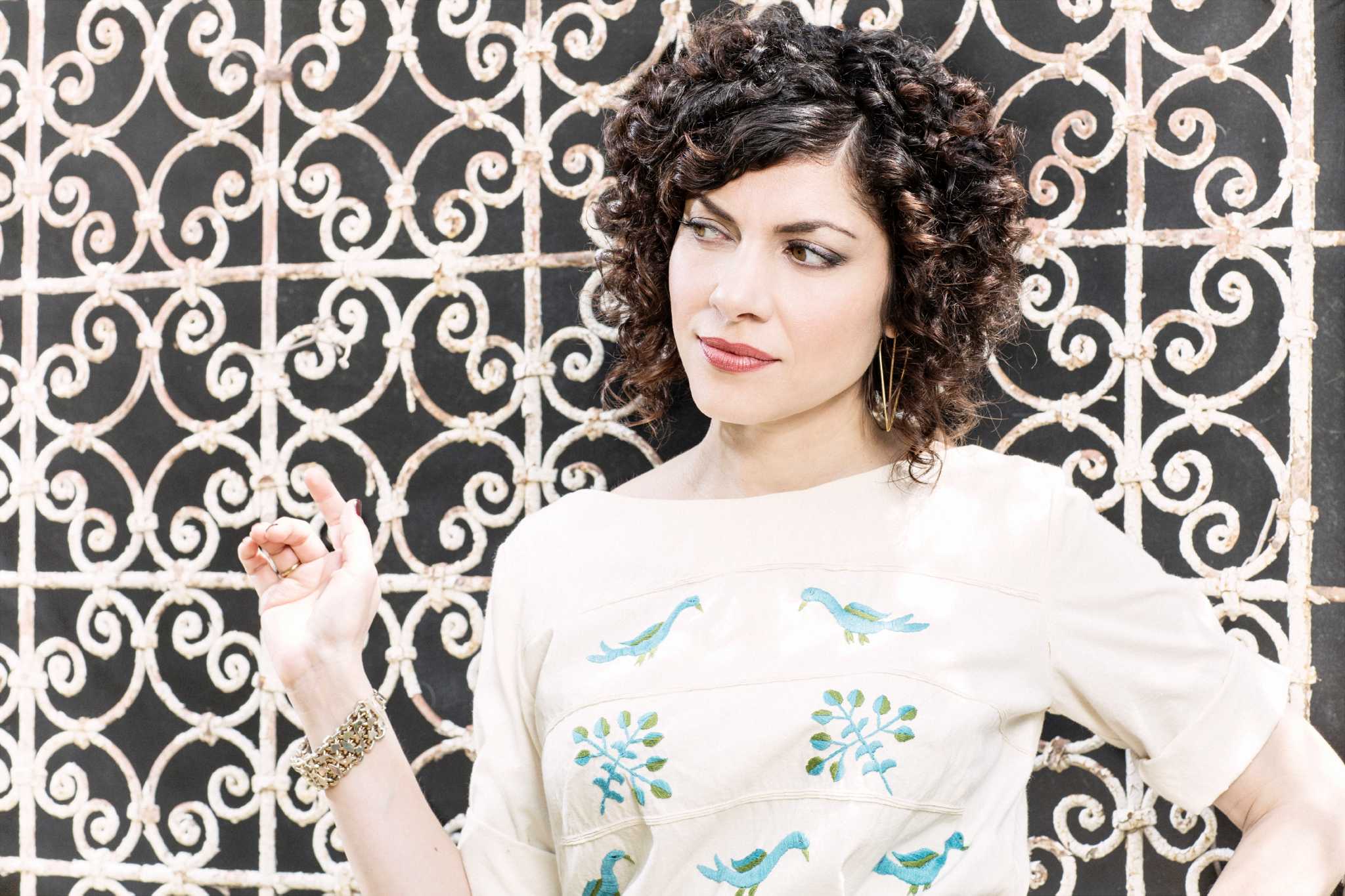 Carrie Rodriguez finds her multilingual voice on 'Lola'