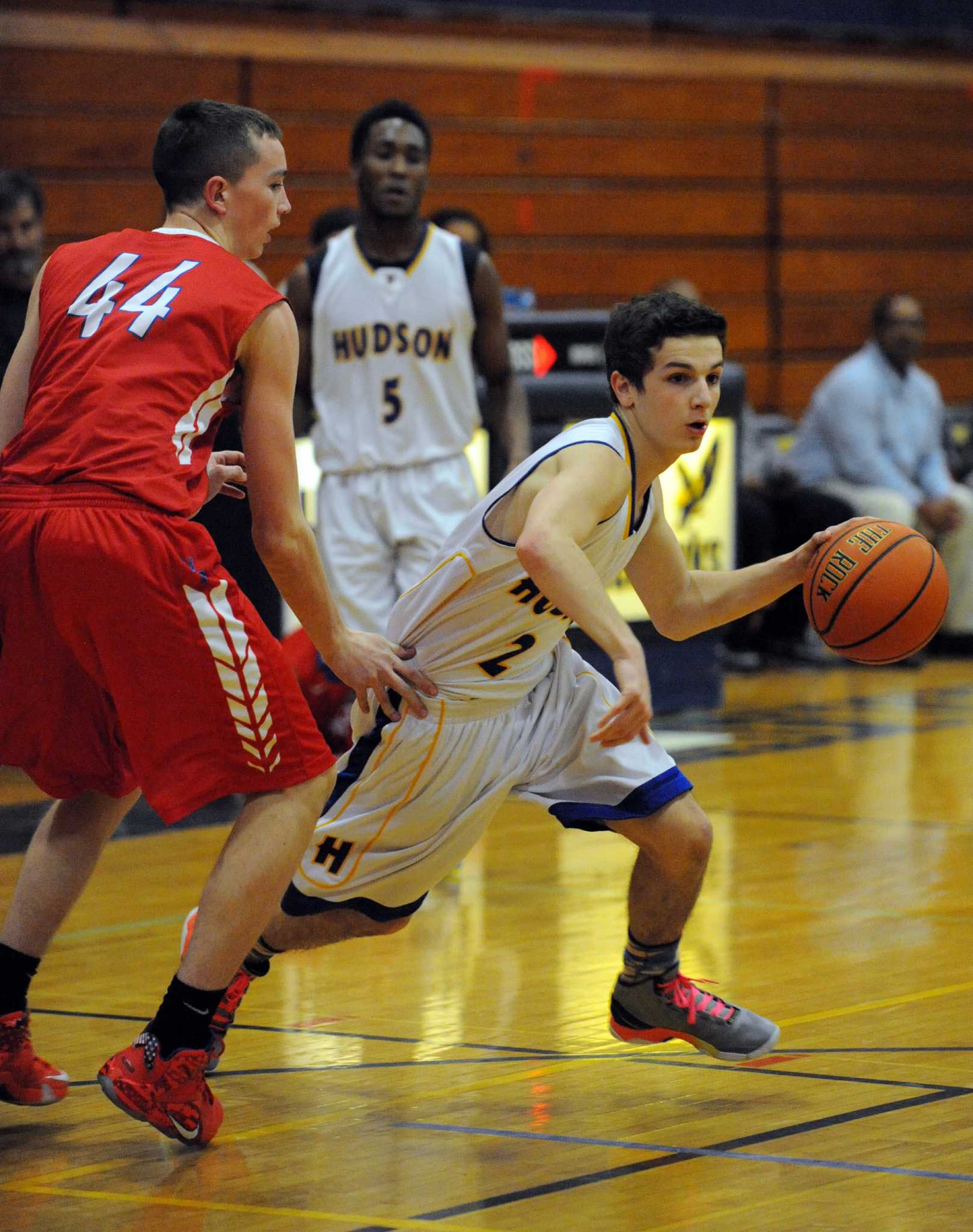 Hudson basketball teams head to sectionals, both at 20-0
