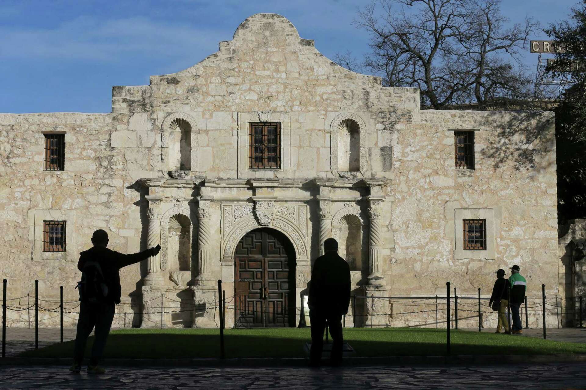 Archaeological team begins digging in Alamo Plaza