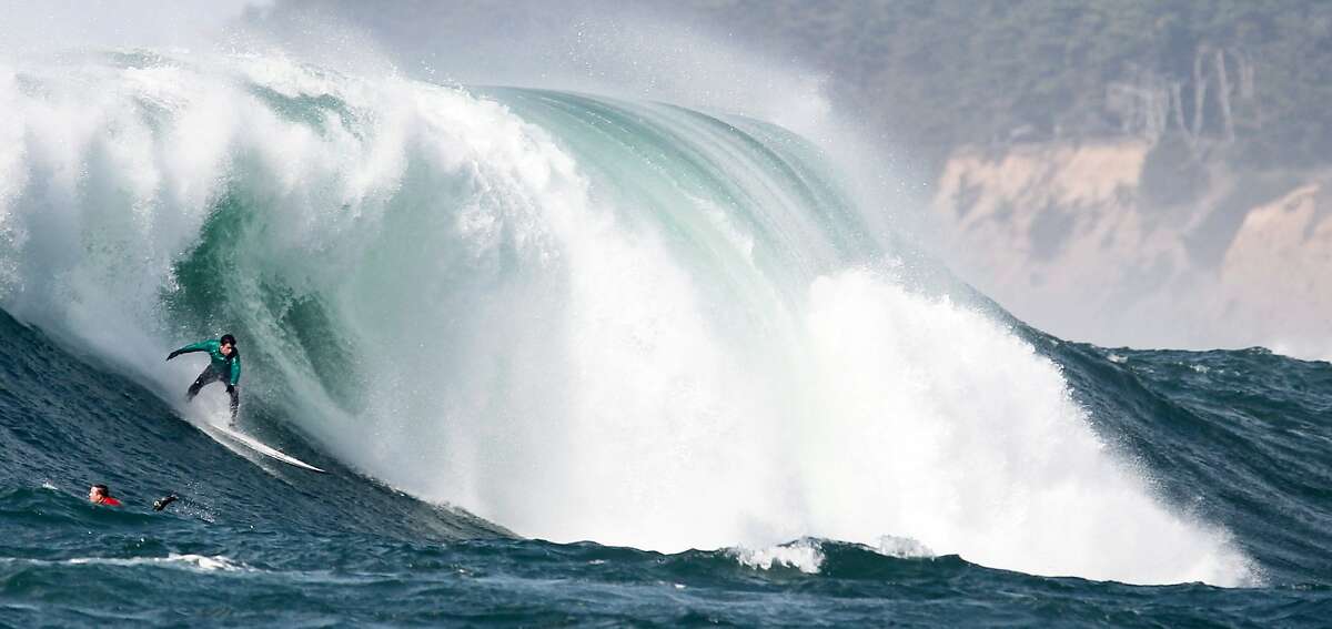 30-foot waves could hit Mavericks this weekend