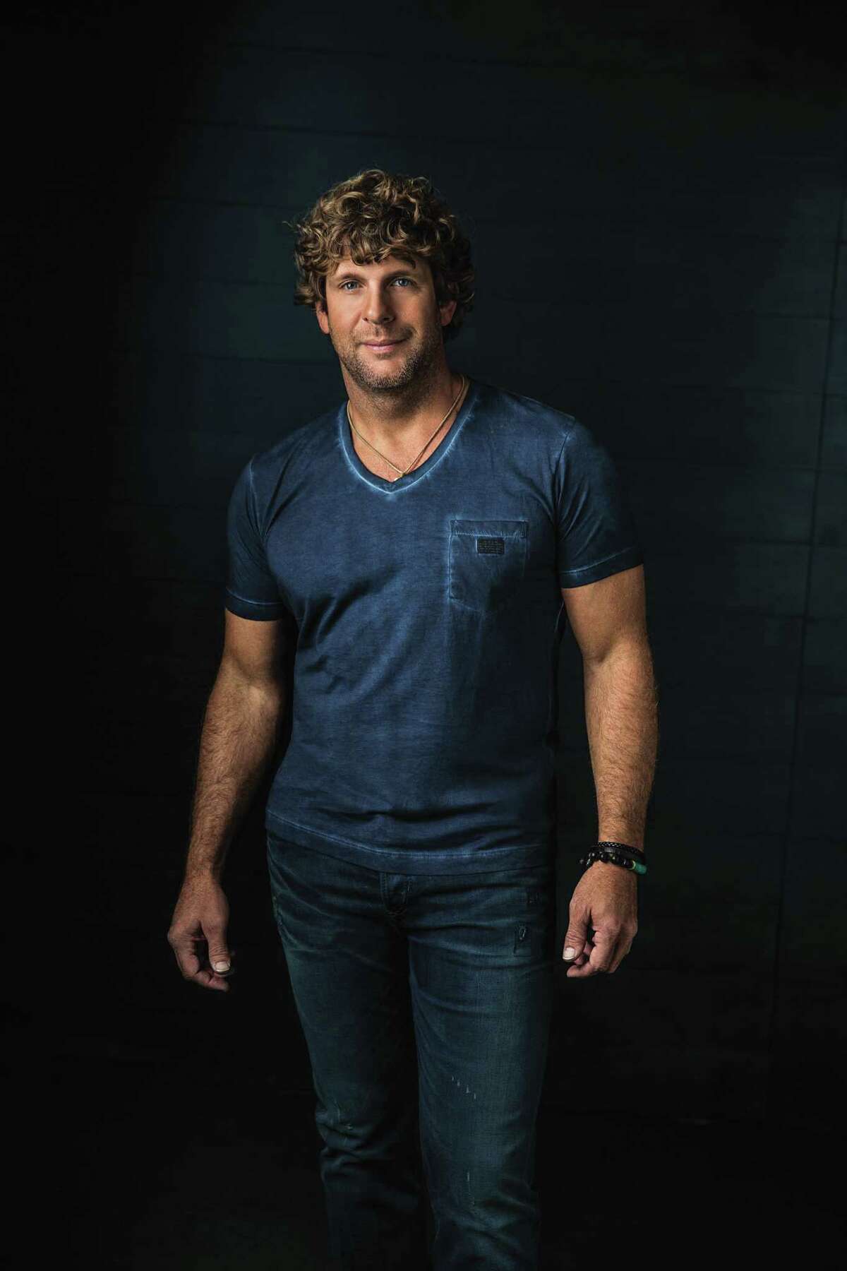 Billy Currington charms fans with easygoing, effortless performances