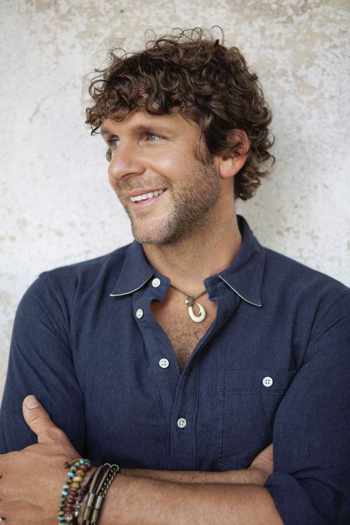 Billy Currington charms fans with easygoing, effortless performances