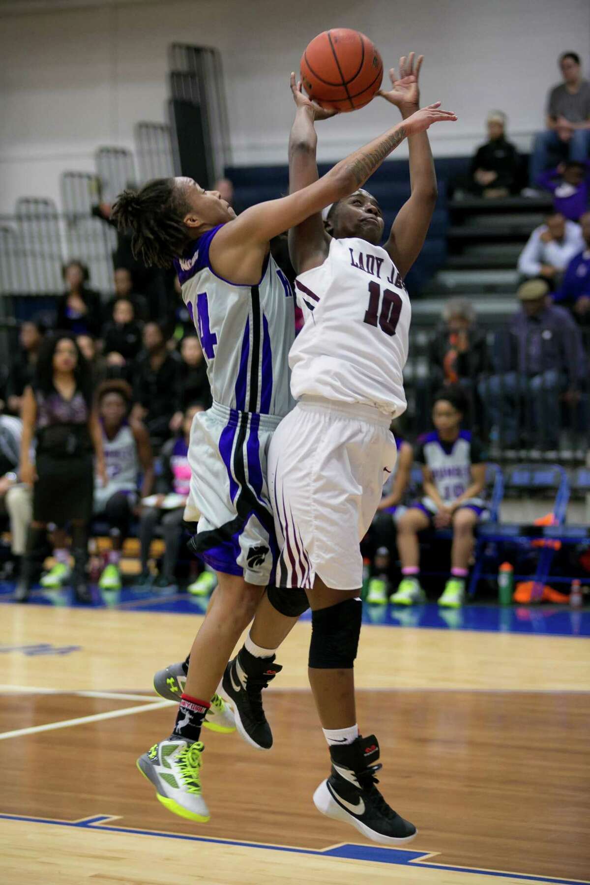 Even with cracked ribs, pulled muscle, Central's Clifton leads Lady ...