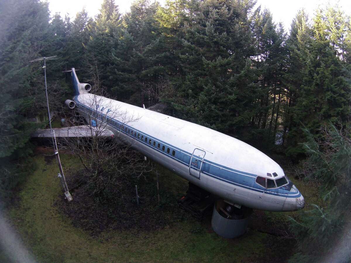 Oregon man lives in a Boeing 727, wants to build another airplane home ...