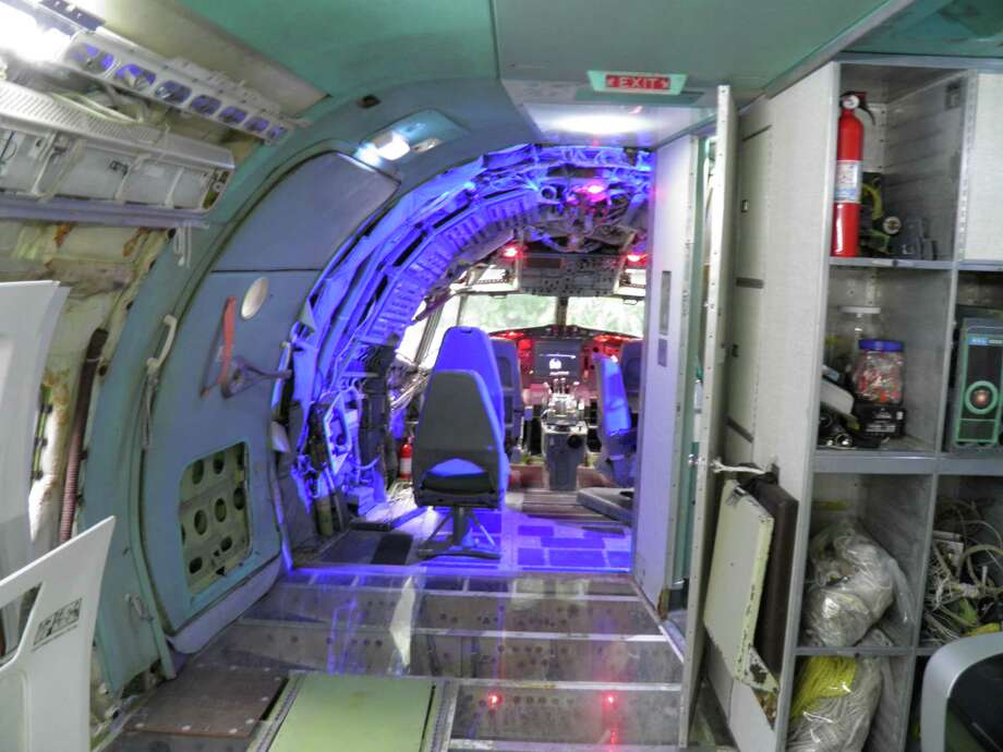 Bruce Campbell's Boeing 727 airplane home in Portland, Oregon - San ...