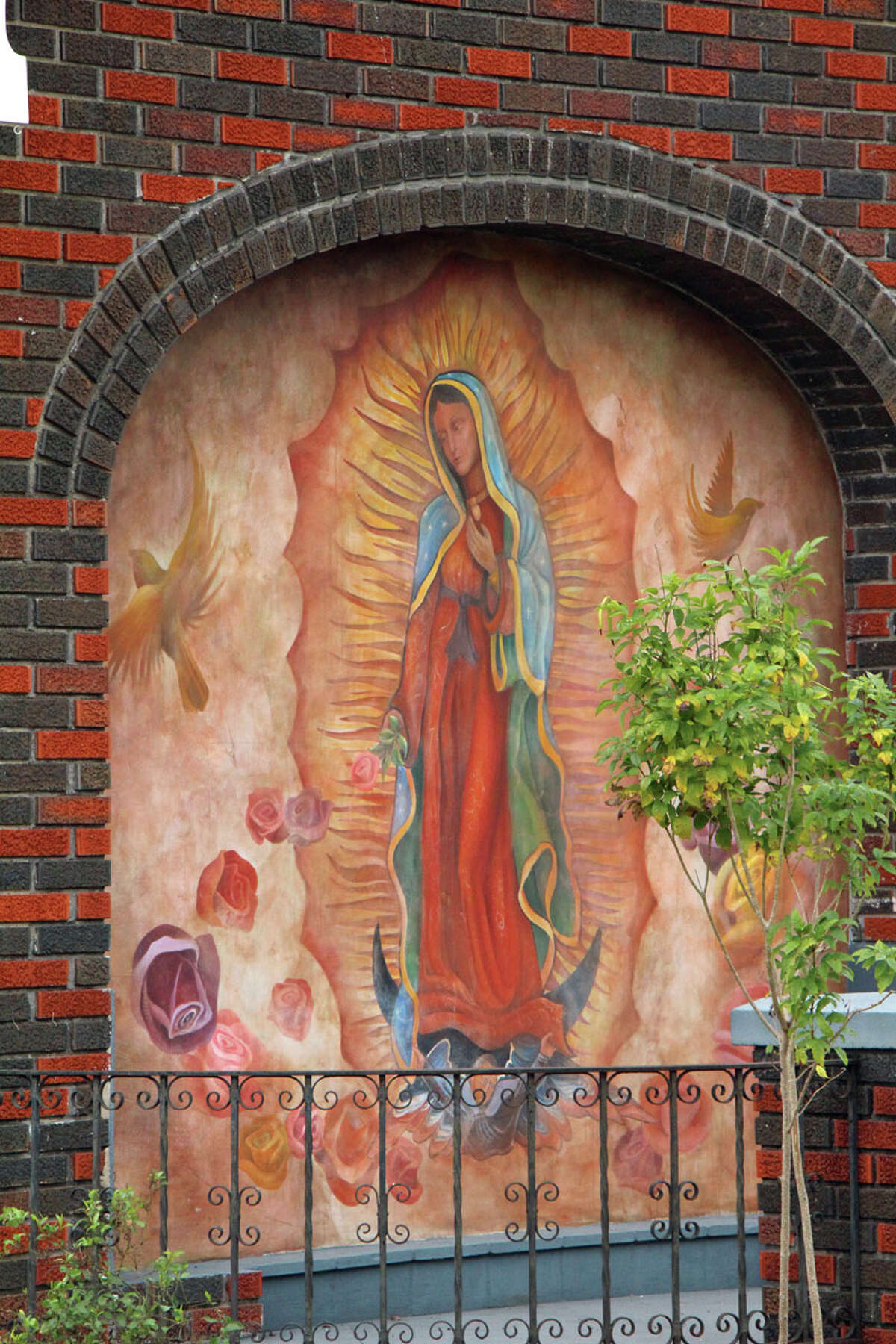 Woodlawn Lake house with La Virgen mural part of art tour