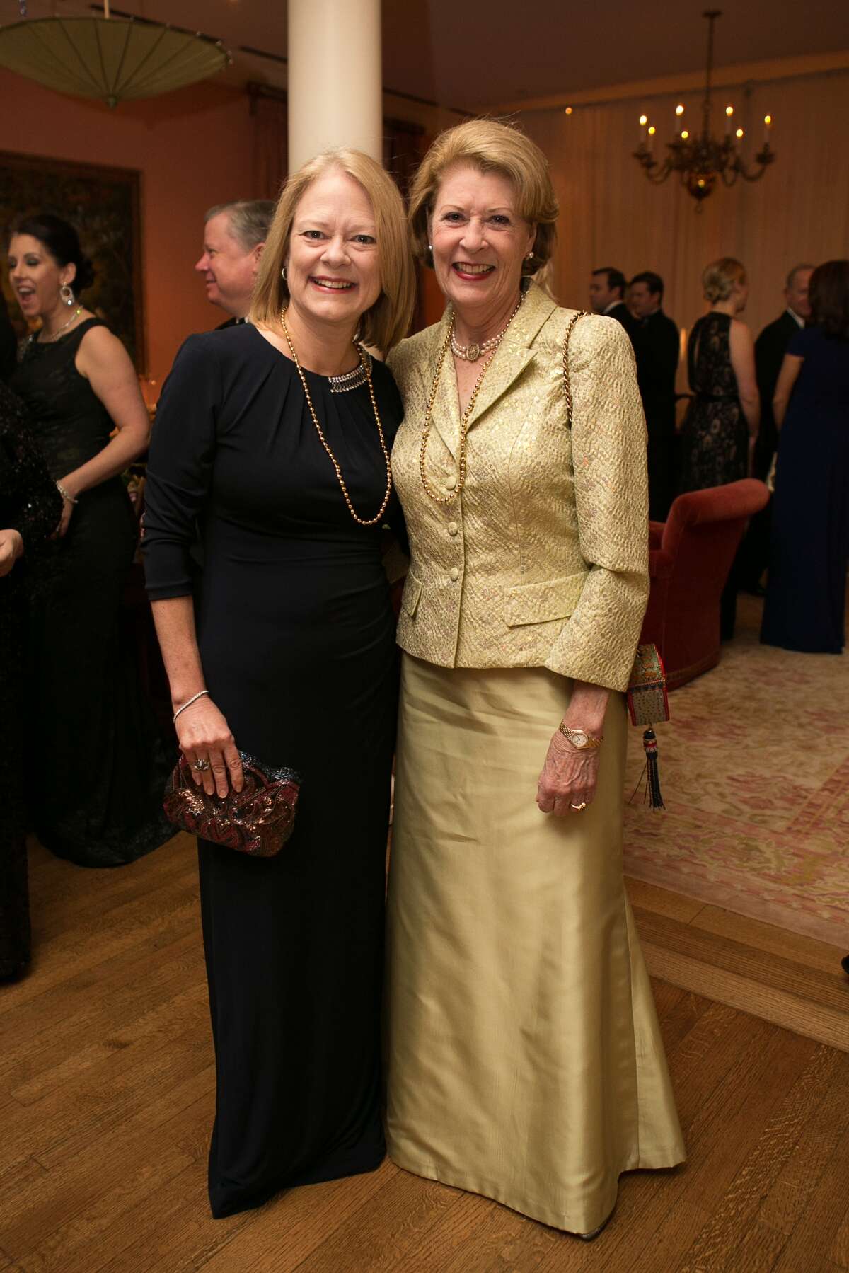 Junior League throws Mardi Gras bash