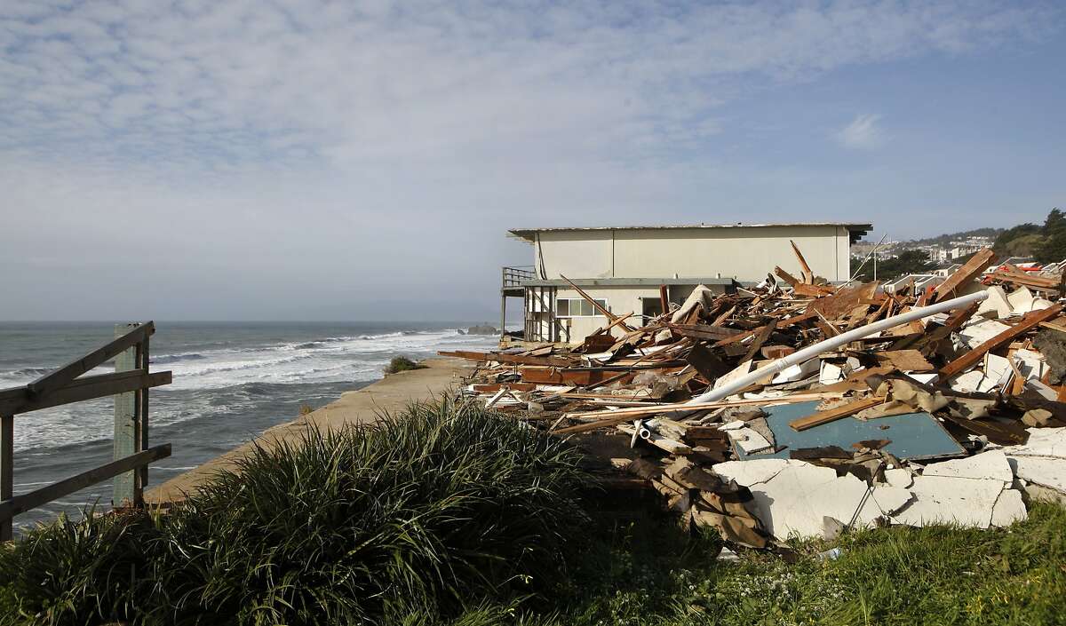 Apartment building near crumbling Pacifica cliff is torn down