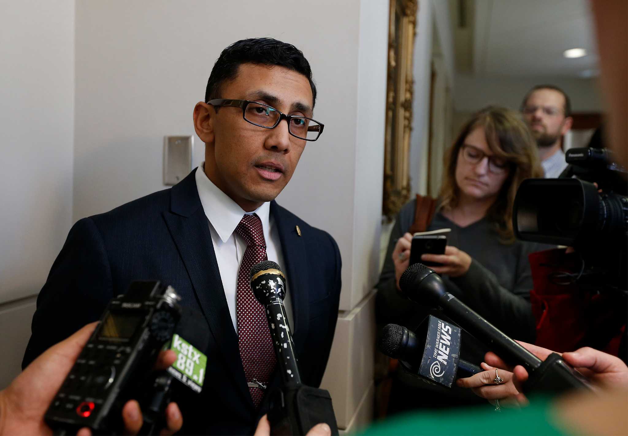 Council approves raises, bonuses for city manager