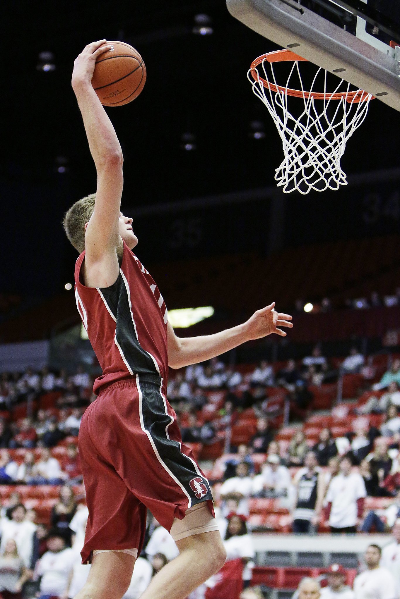Stanford’s Michael Humphrey scores 26 in victory