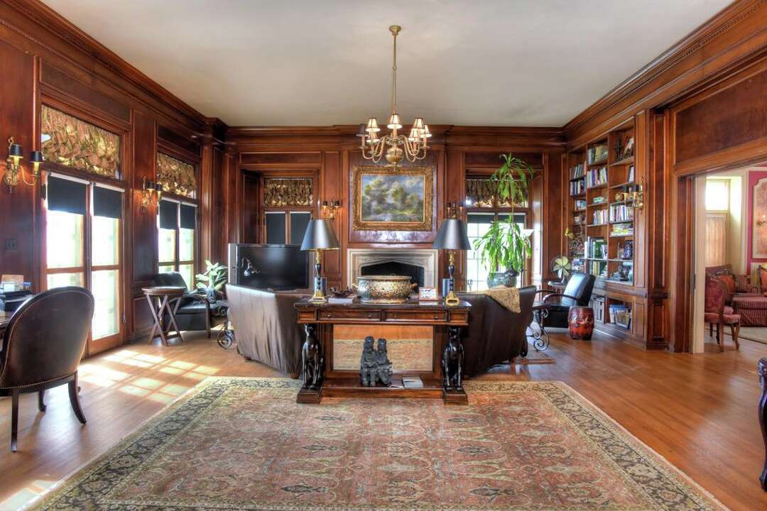 White House replica, former Texas governor's mansion going to auction