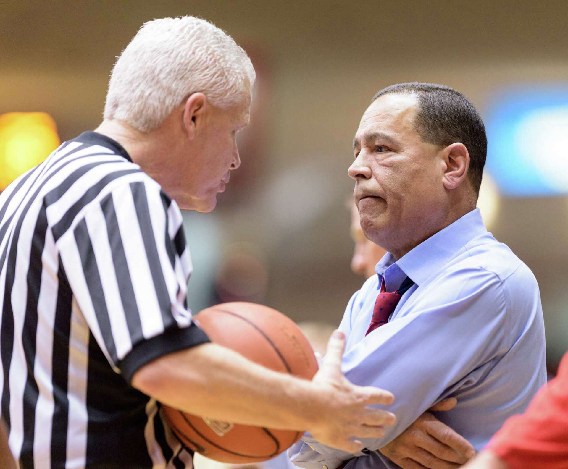 UH basketball coach Kelvin Sampson agrees to restructured contract