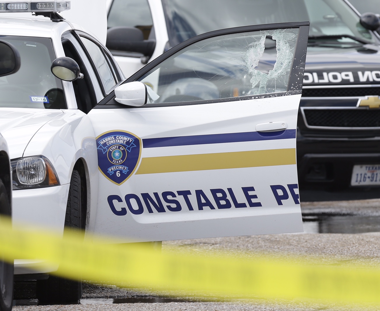 Deputy shoots, kills machete-wielding man in SE Houston