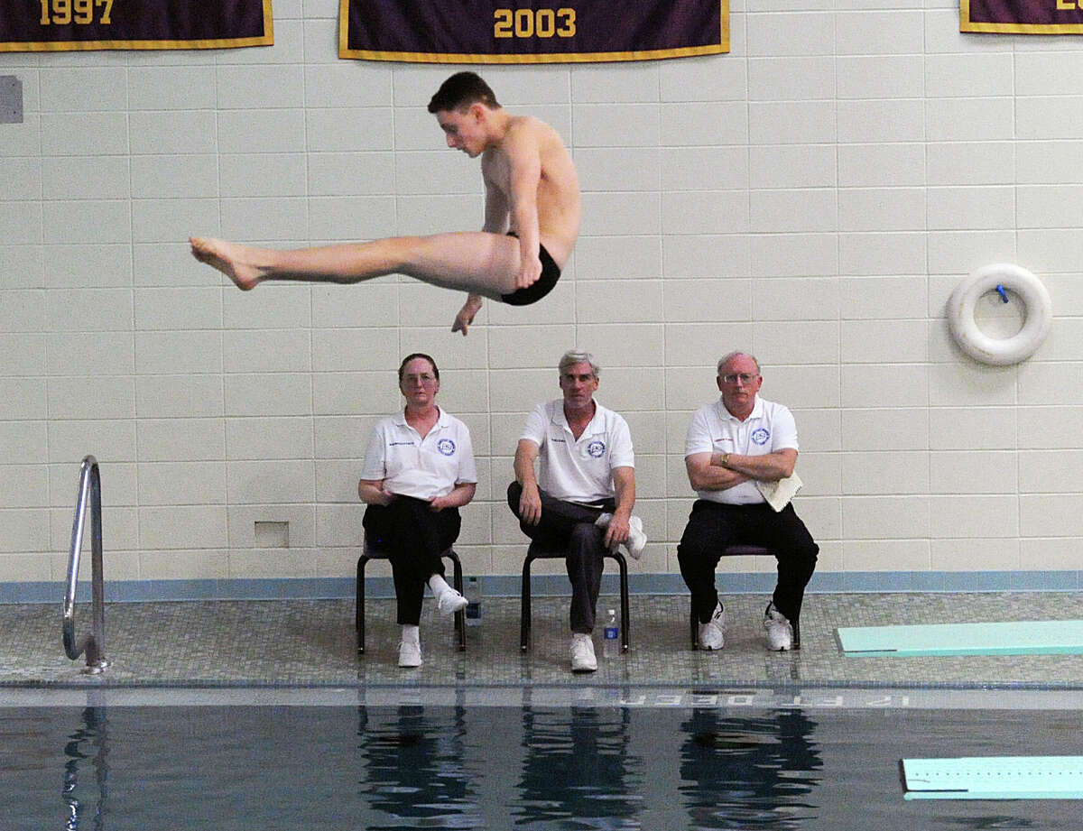 Darien’s Kreuch wins FCIAC diving title