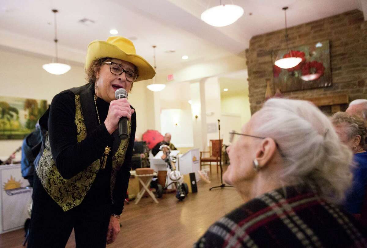 Clinton gains momentum among women