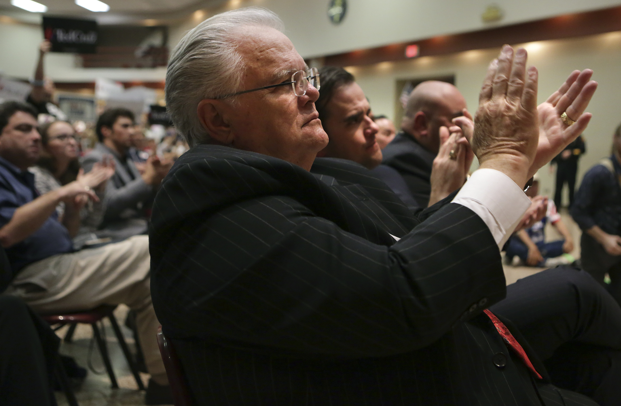 Abbott, Perry boost Cruz on election eve