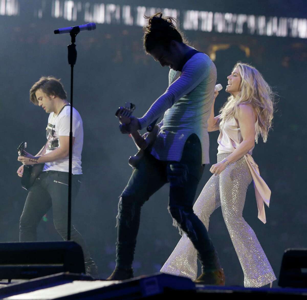 Snap, crackle, pop fill Band Perry's rodeo concert