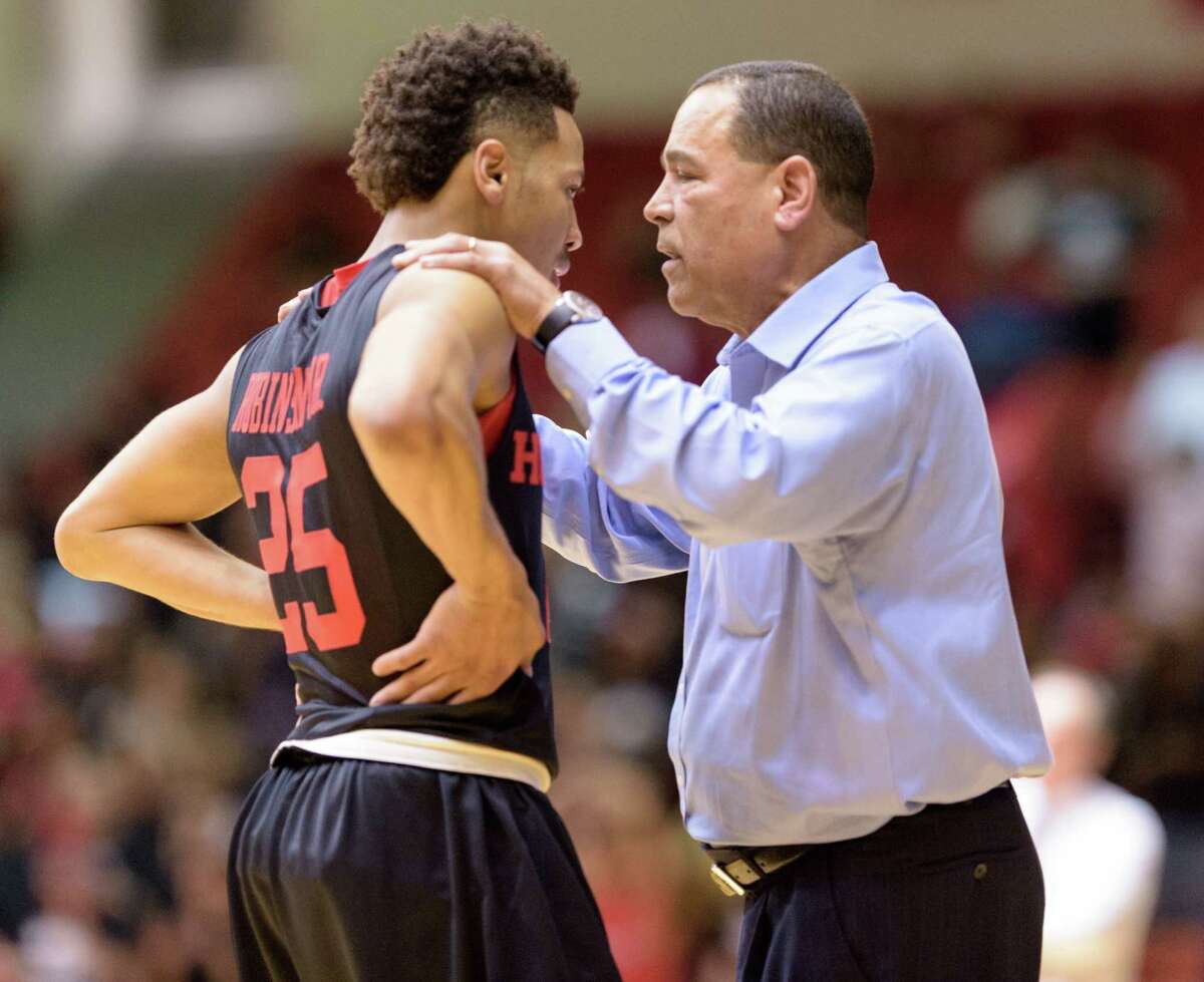 UH basketball coach Kelvin Sampson agrees to restructured contract