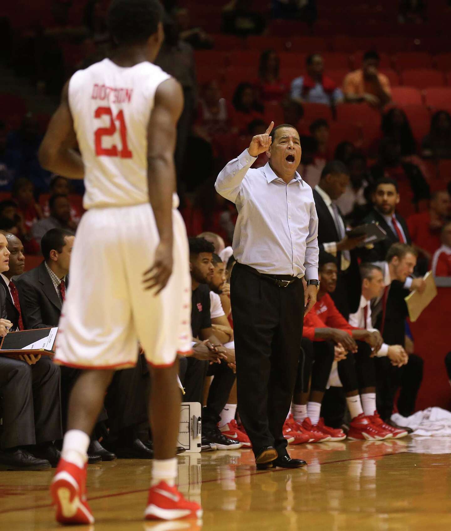 UH basketball coach Kelvin Sampson agrees to restructured contract