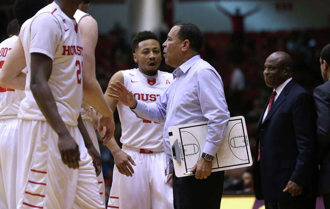 UH basketball coach Kelvin Sampson agrees to restructured contract